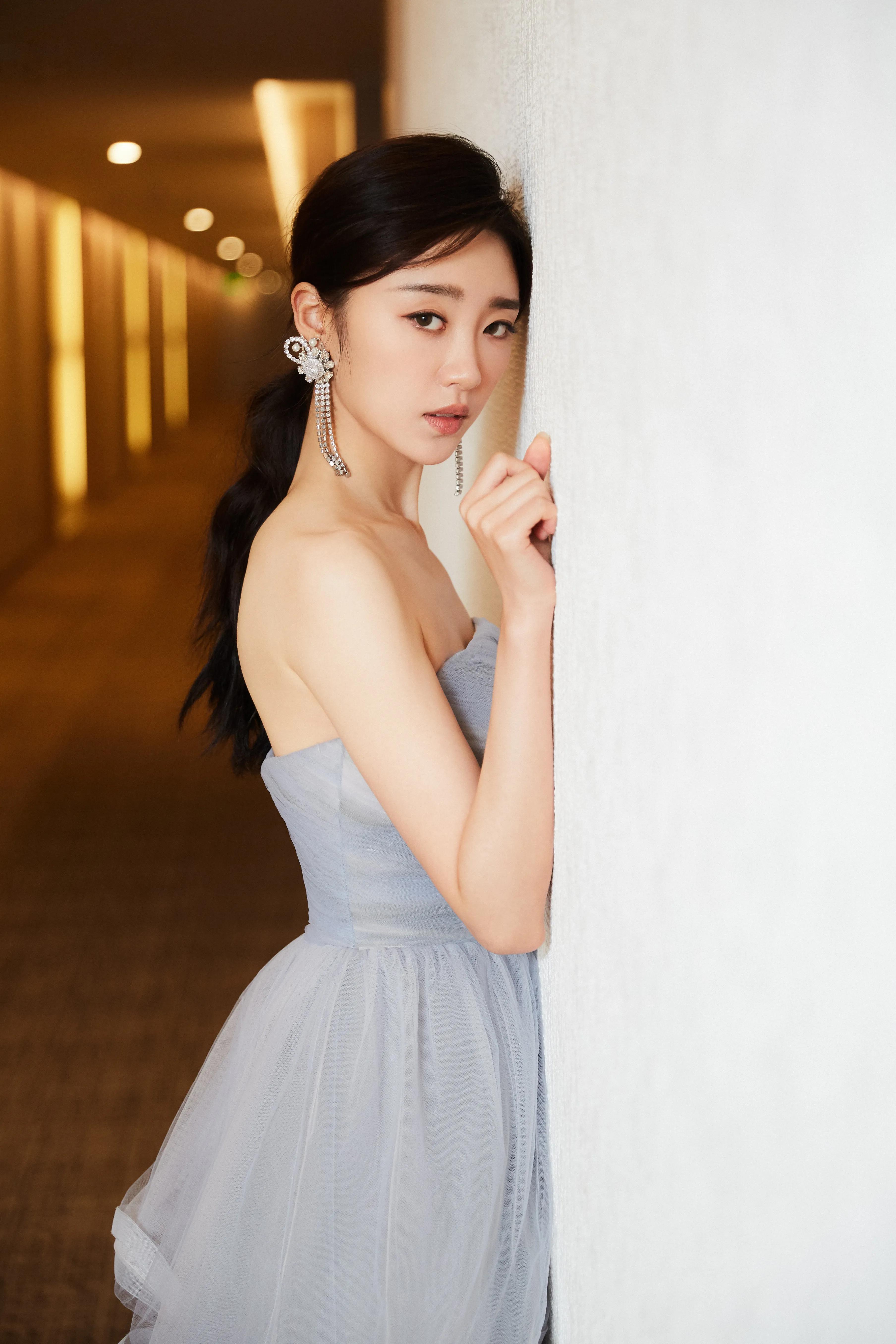 Temperament star Zhang Yue - iNEWS