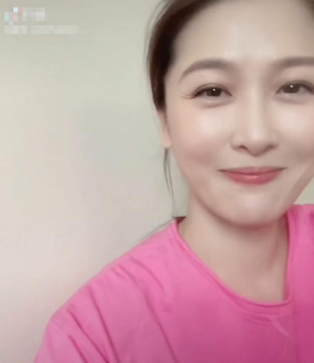 Zhou Liqi shared the secrets of freezing age, showing her sexy body ...