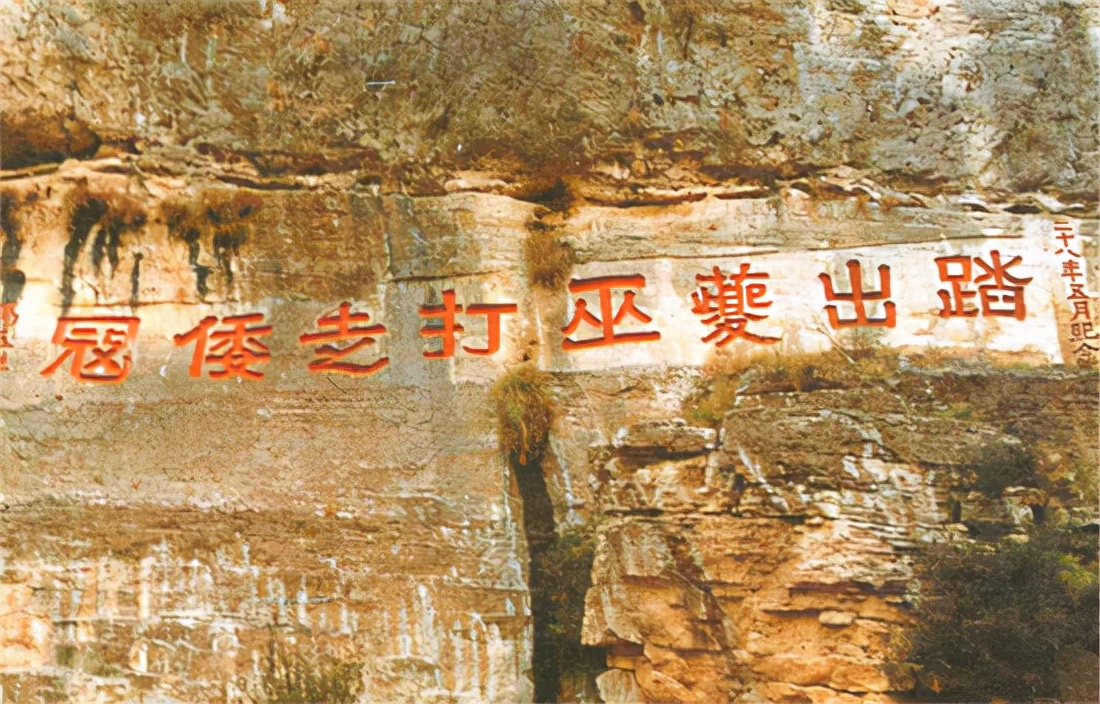 Tour Qutang Gorge, watch cliff inscriptions - iNEWS