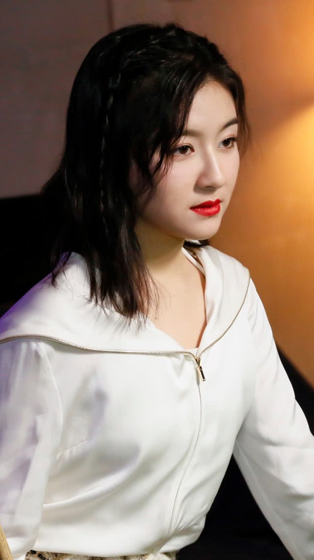 Like a flower like a jade, the young and beautiful Li Landi - iNEWS