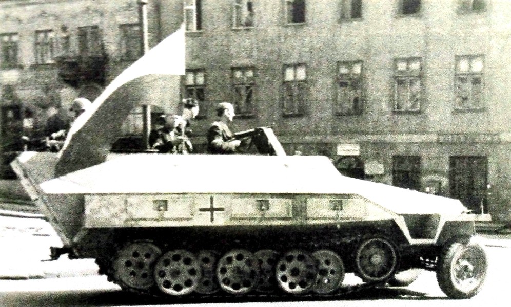 German half-track armored vehicle of World War II, Type 251/1 half ...
