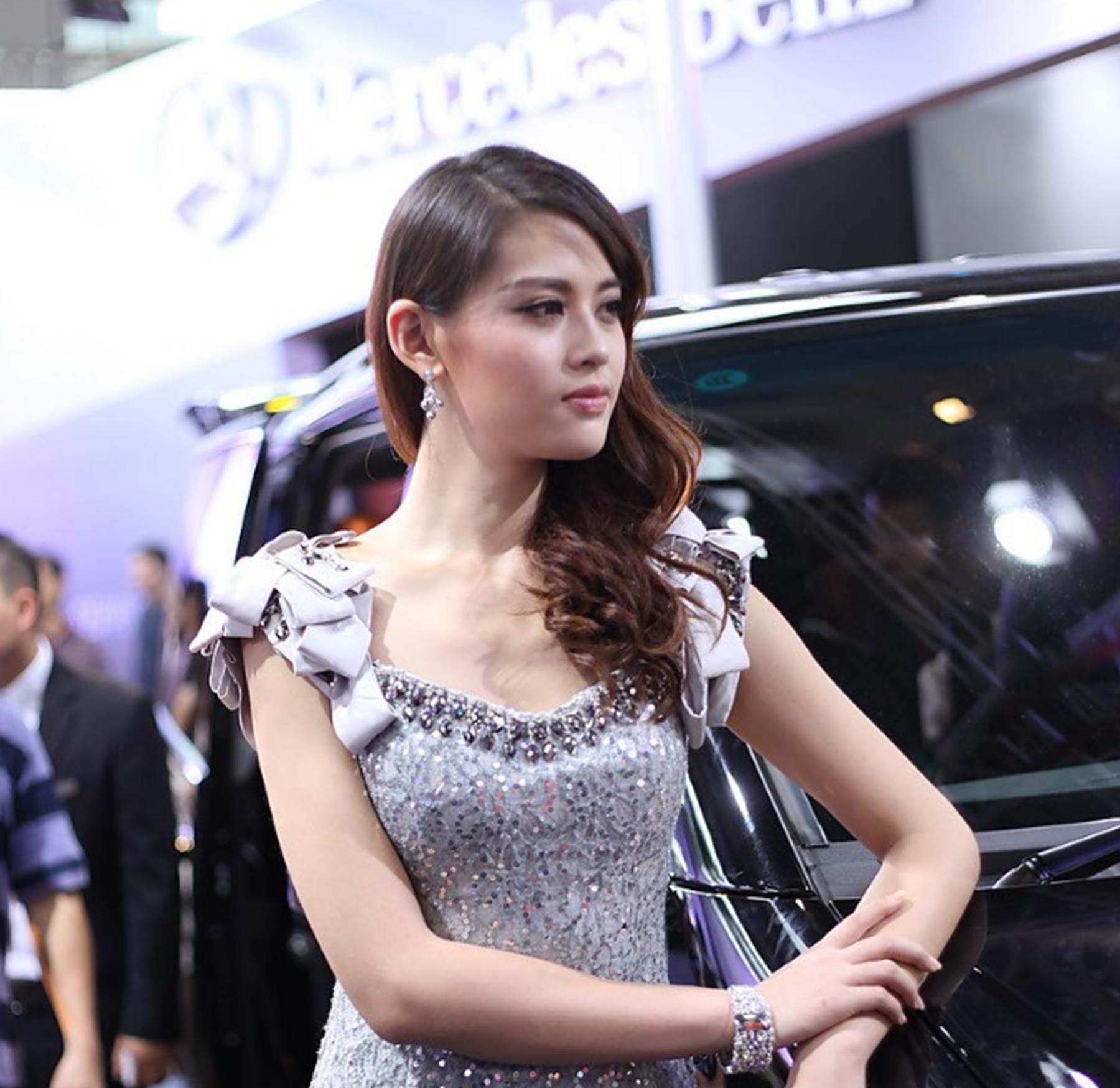 The guy went to the Mercedes-Benz 4S store to buy a car, fancy Mercedes-Benz GLC, female sales ...