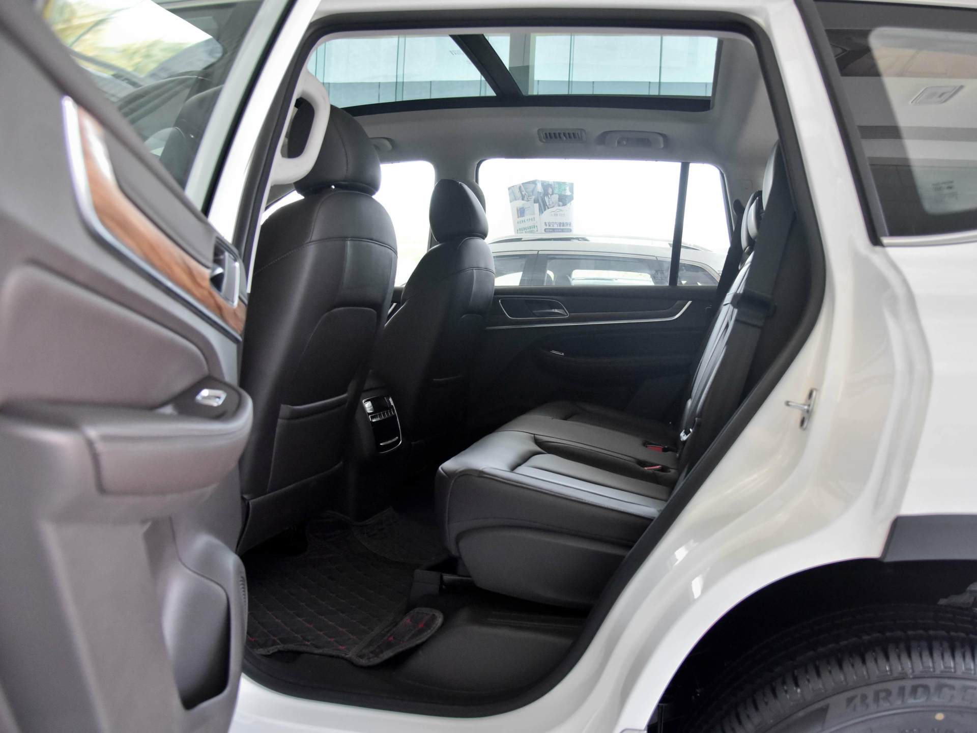 Real shot Roewe RX8, very cost-effective, 2.0T+6AT, four-wheel drive powerful hardcore SUV - iNEWS