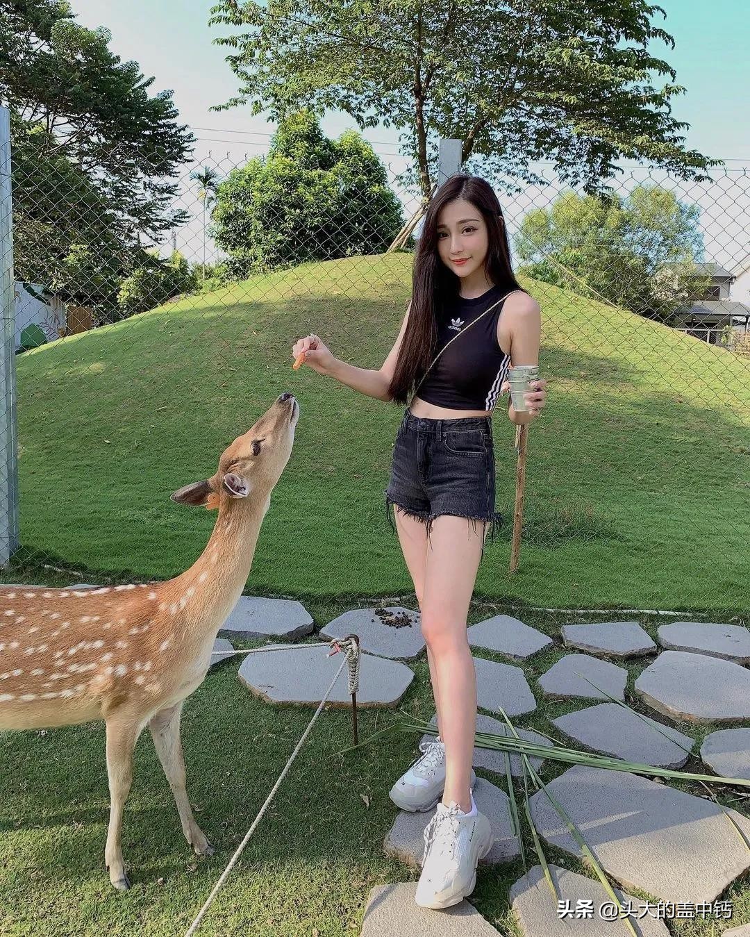 Beauty Illustrated Series: Long-legged sister Yixuan Demi - iNEWS