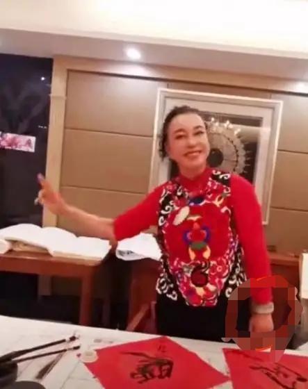 66-year-old Liu Xiaoqing wrote "Fu" to send fans, with exquisite ...