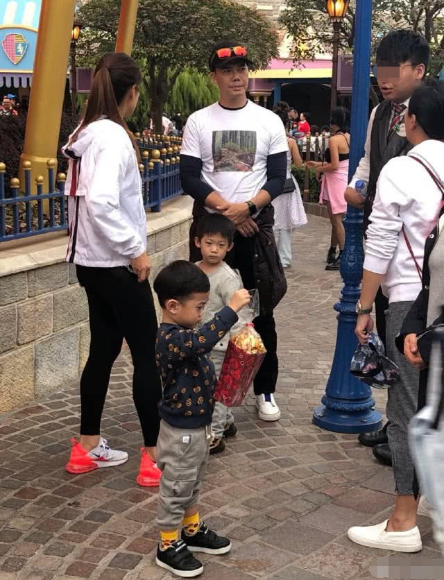Close photo of the overwhelmed brother Xie Tianhua with his wife and ...