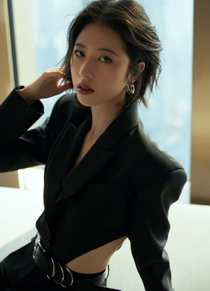 Zhou Yutong's black waistless suit is too eye-catching, with neat short ...