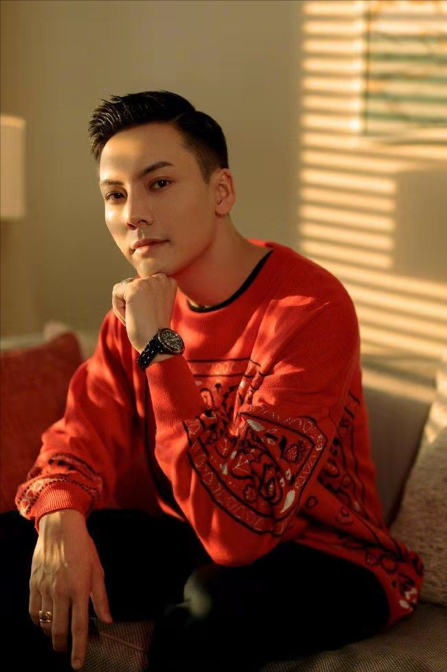 Xiao Zhan and Tong Liya posted a red photo of the Spring Festival, and ...