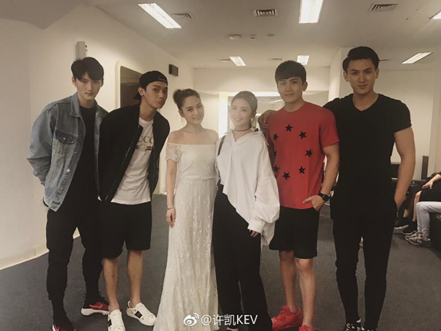 A group photo of Xu Kai and his friend Wu Jinyan, White Deer, Li Zefeng ...