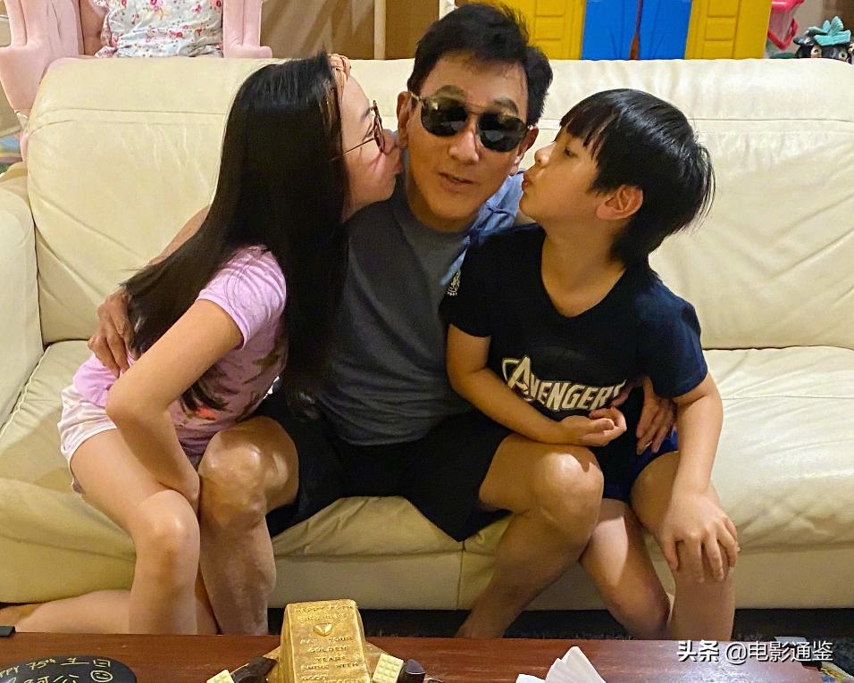 Wu Zun's family celebrated his father's birthday, and his son was lively and laughed. Neinei ...