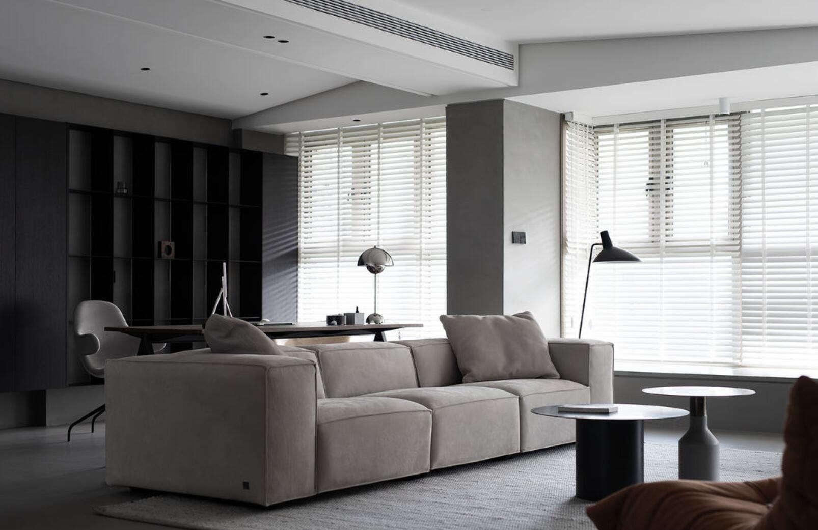Visiting his large flat floor of 220 square meters, the whole house is ...