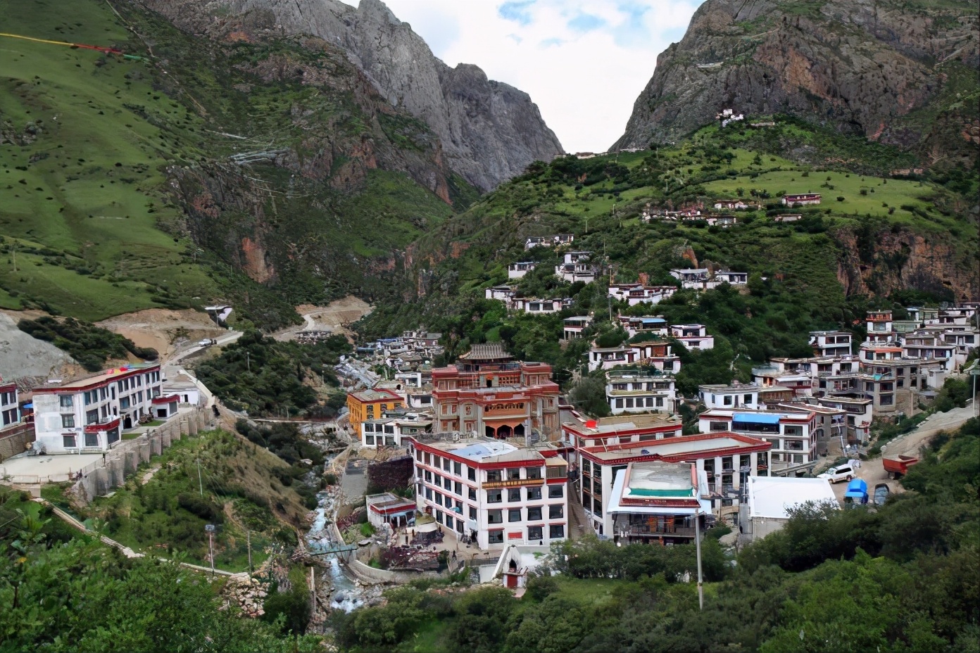 The world-class hot springs in Tibet with less tourists can relieve a ...