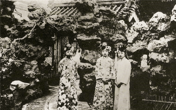 The life of "Queen Wanrong": addicted to opium and waited for the child ...