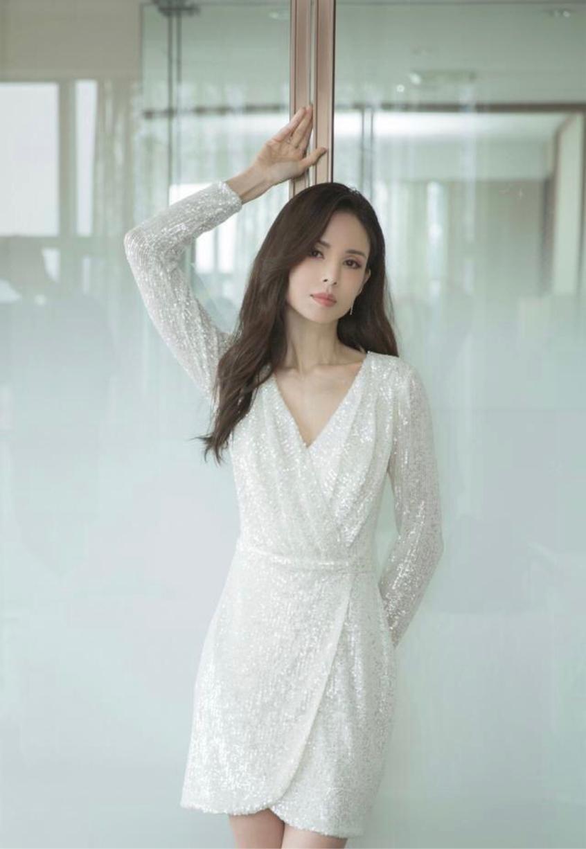 Li Ruoxi is 20 years, 54 years old and has perfectly equivalent line ...