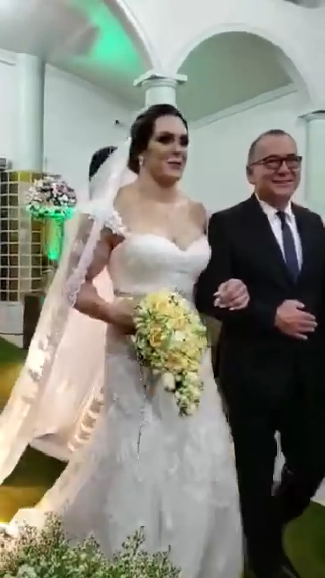 The muscular bride showed off her figure at the wedding scene, causing ...