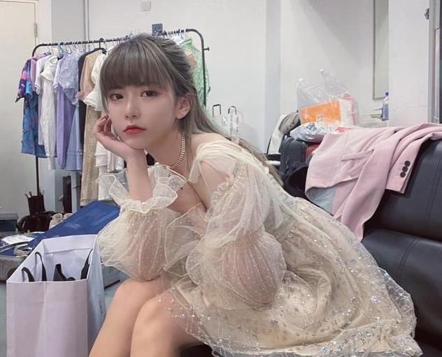 The female anchor who can't help the super tube, Zhou Shuyi will live a ...