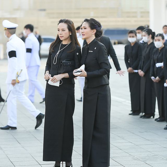 Sinina is so spoiled? Wearing black to attend the funeral but laughing ...