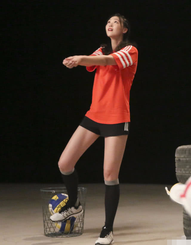 192 Hui Ruoqi wears "super shorts" to shoot a volleyball photo. This ...
