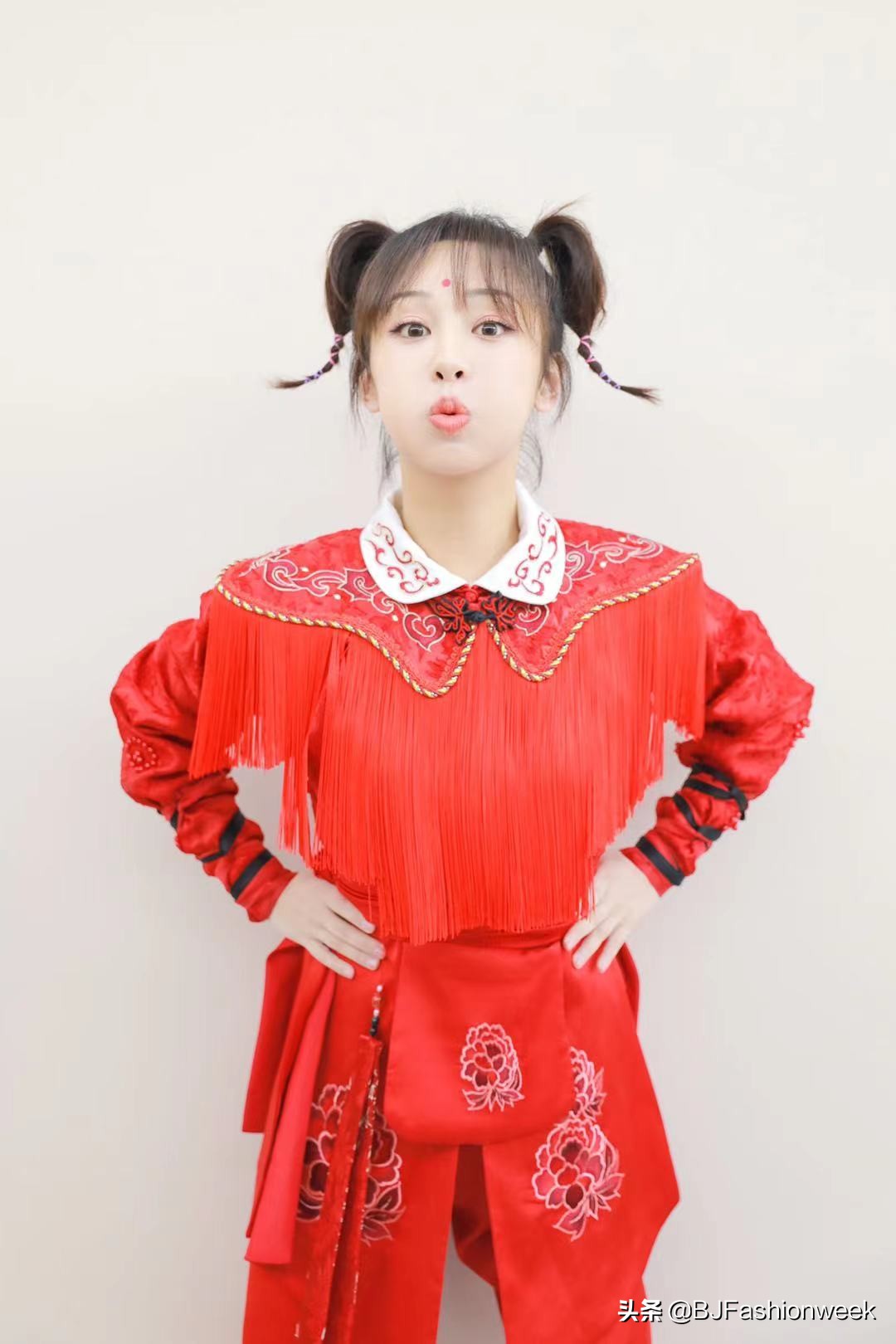 Yang Zi wears the red boy's clothes, he looks pretty and a little cute ...