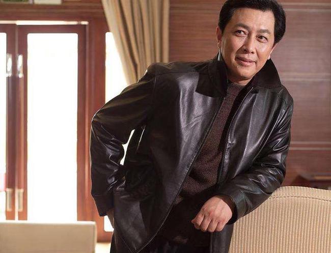 so awkward!47-year-old "Duan Fei" Li Yijuan took a group photo with ...