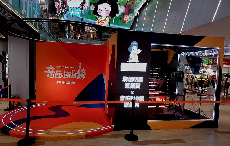 10/15 Liang Xinyi and his new work "Who is coming" guest in the live ...