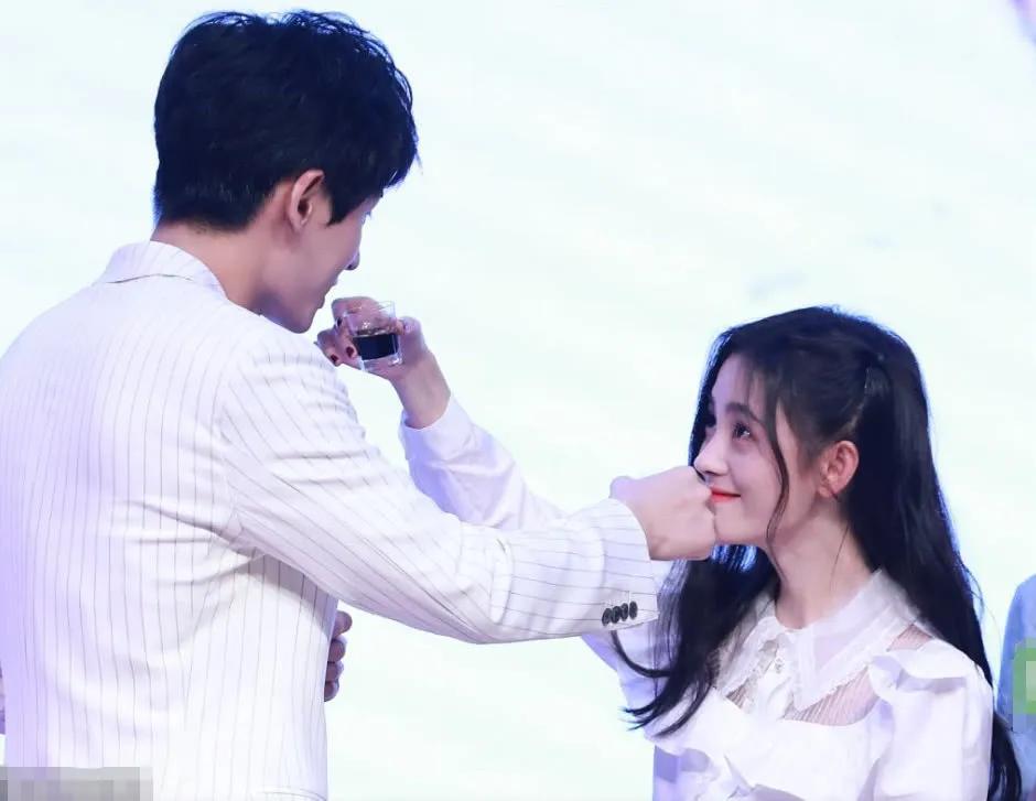 A close photo of Ju Jingyi and her friend Huo Zun and Zhang Zhehan - iNEWS
