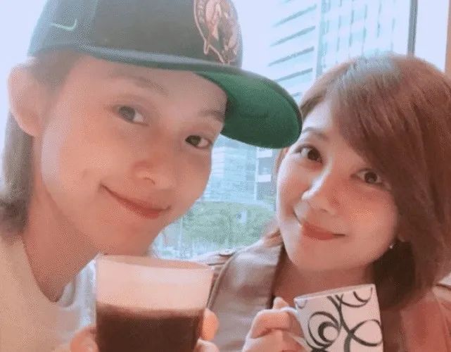 Liang Jingru took a group photo with Guan Fanqi, zero interaction ...