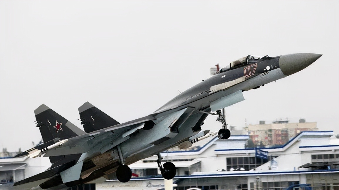 Relying on the excellent performance of the engine, the Su-35 fighter ...