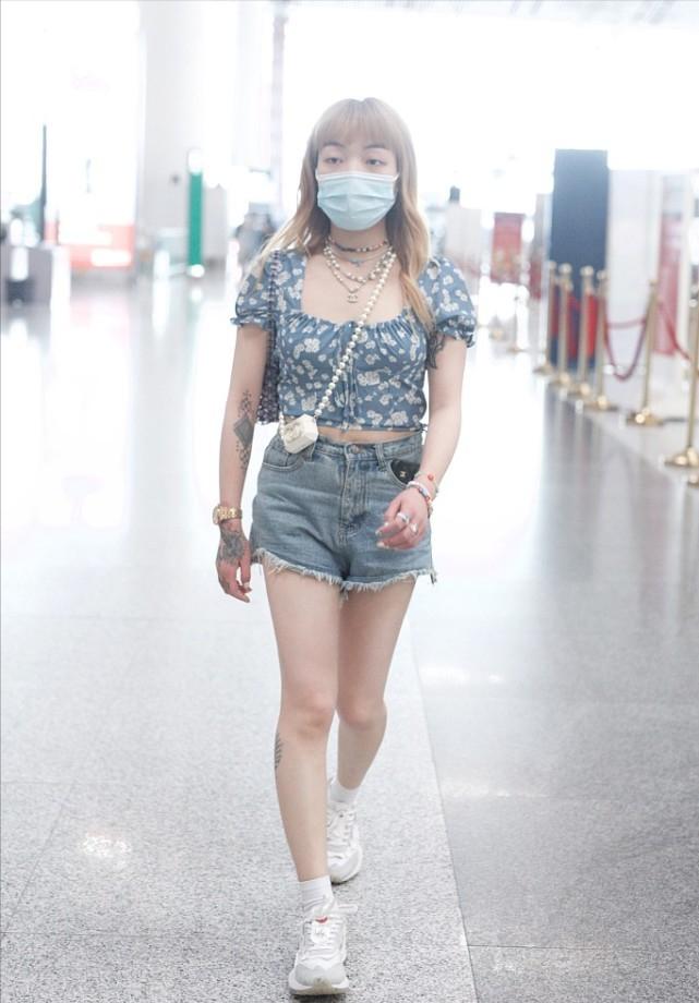 Wearing a umbilical dress reveals a "three-seven-point" figure ratio, a ...