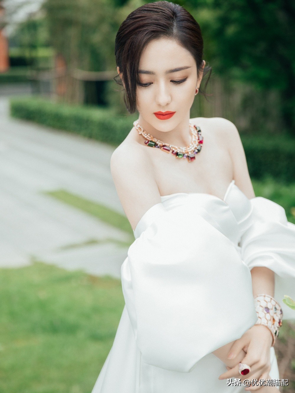 Leaving her beauty, Liya Tong is so real, she wears a dress with ...