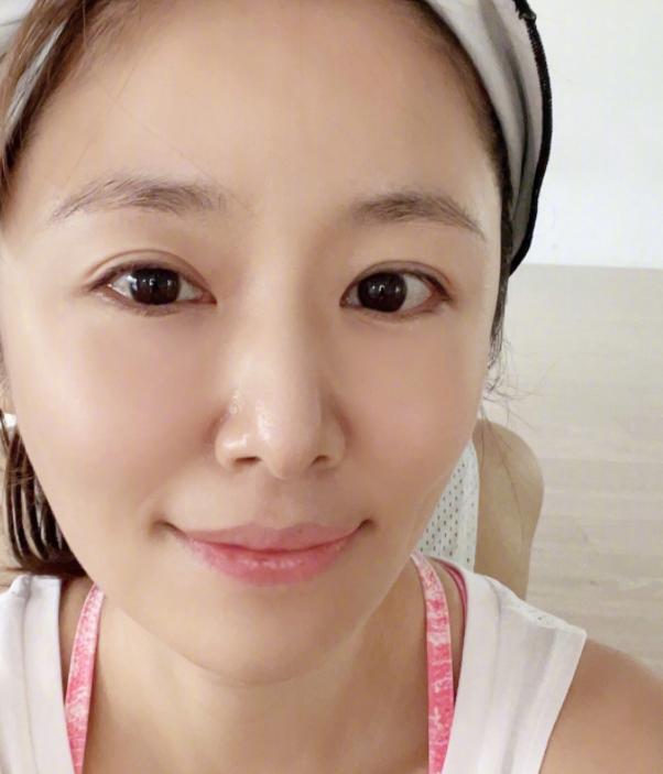 45-year-old Ruby Lin hit boxing without makeup, her hand was strangled ...