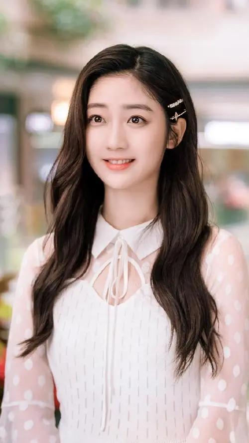 Qi Yandi wore beautiful and flowing hair in her private clothes to ...
