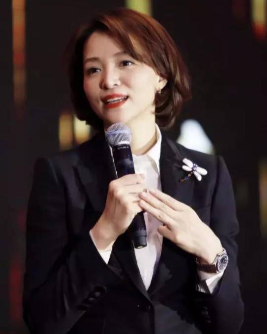 The post-90s CCTV host Gao Han wears a green jacket and is pure and ...