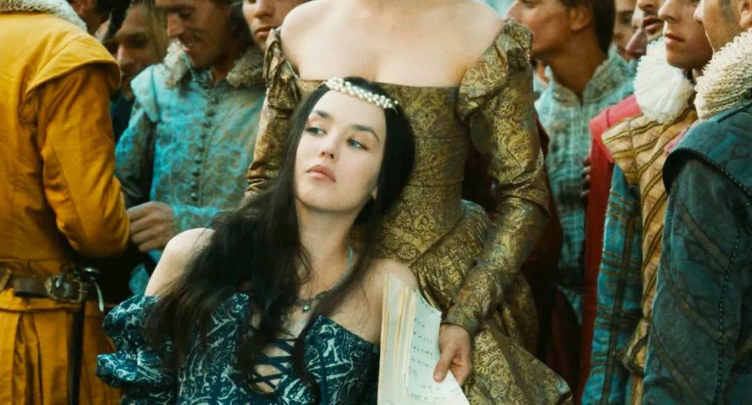 There will only be a French woman in 100 years, acting crazy and crazy ...