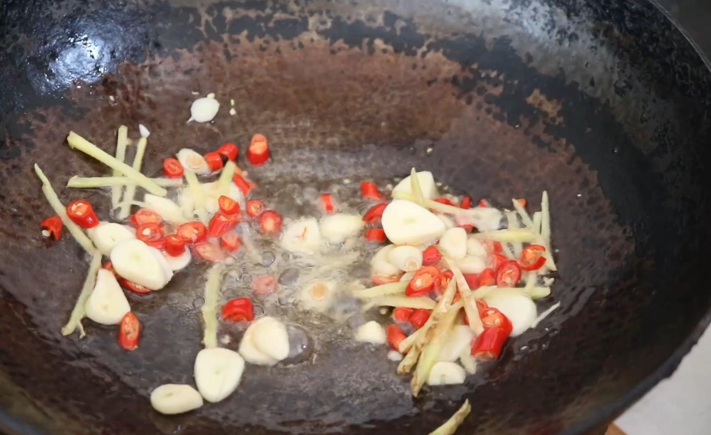 Fried pig blood, many people make mistakes when they come up, teach you ...