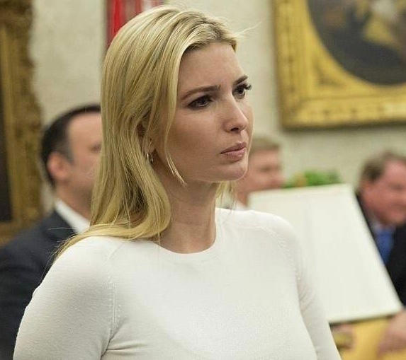 Ivanka is worthy of being a "large peach", wearing a tight top with a ...