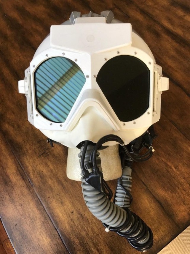 In order not to be blinded by the nuclear explosion, the US military ...