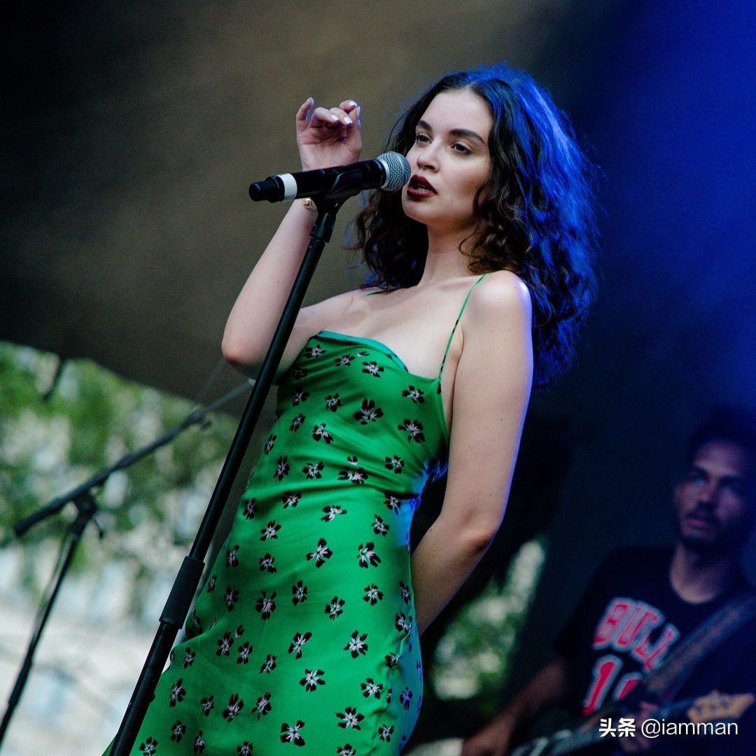 Sabrina Claudio, a Cuban-American singer with European and American ...
