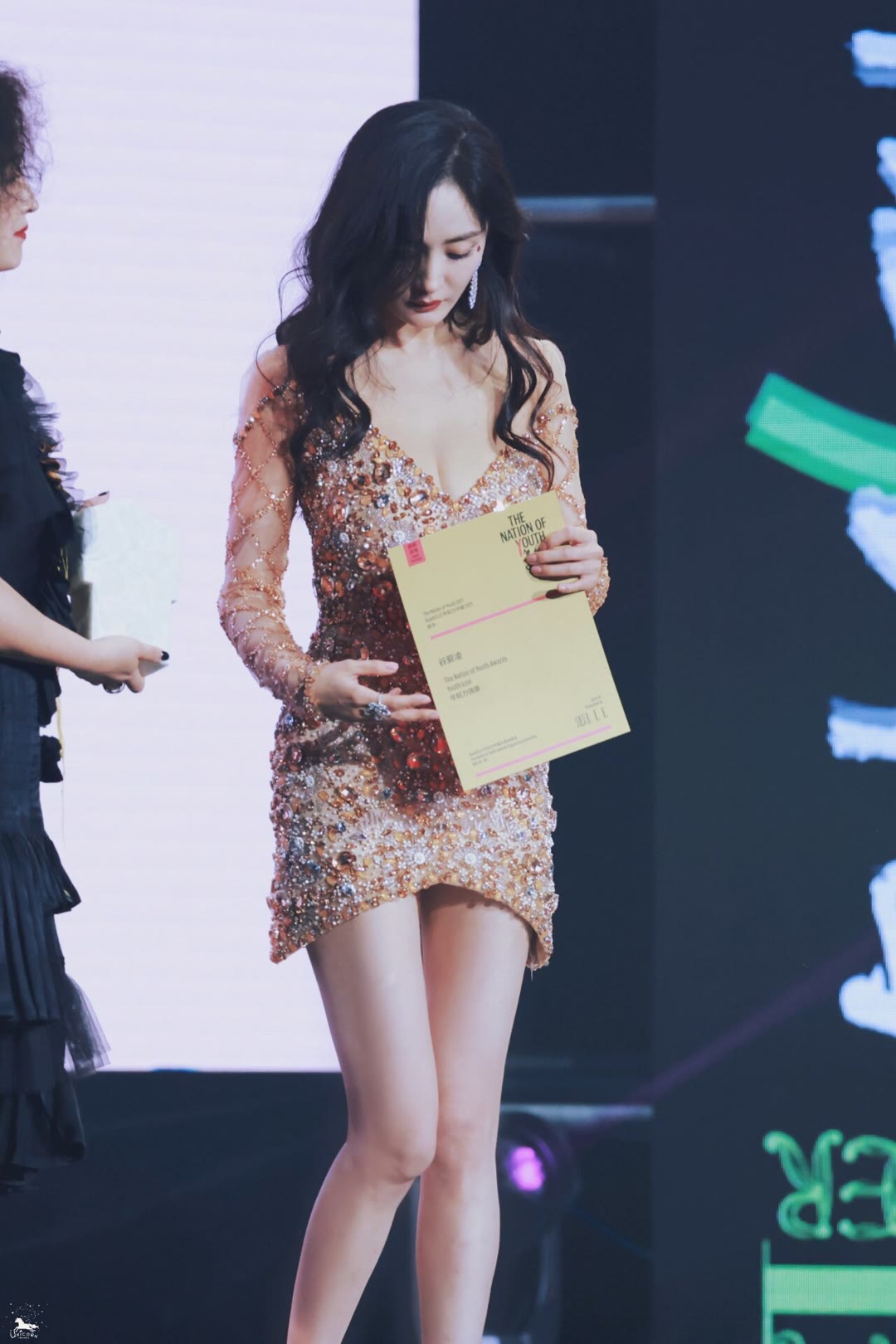 Yang Mi with fine legs, I don't know if it's her beauty or her legs - iNEWS