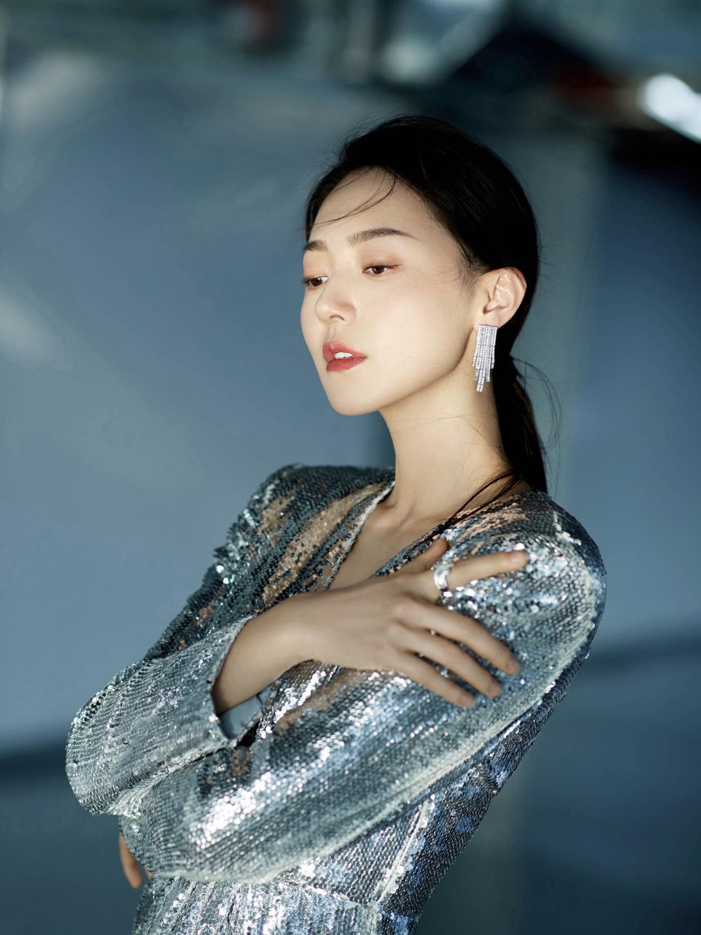 Huang Mengying is sexy for business, black tight skirt v-necked to the ...