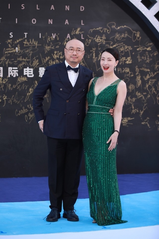 Xu Zheng's wife wears a "malachite green" dress, her skin is white ...