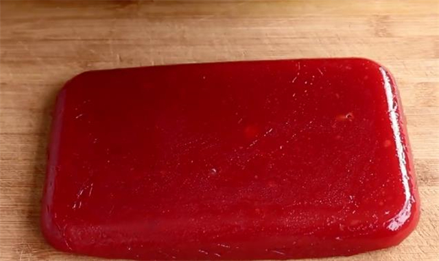 Homemade hawthorn cakes and hawthorn rolls are hand-made, simple and ...