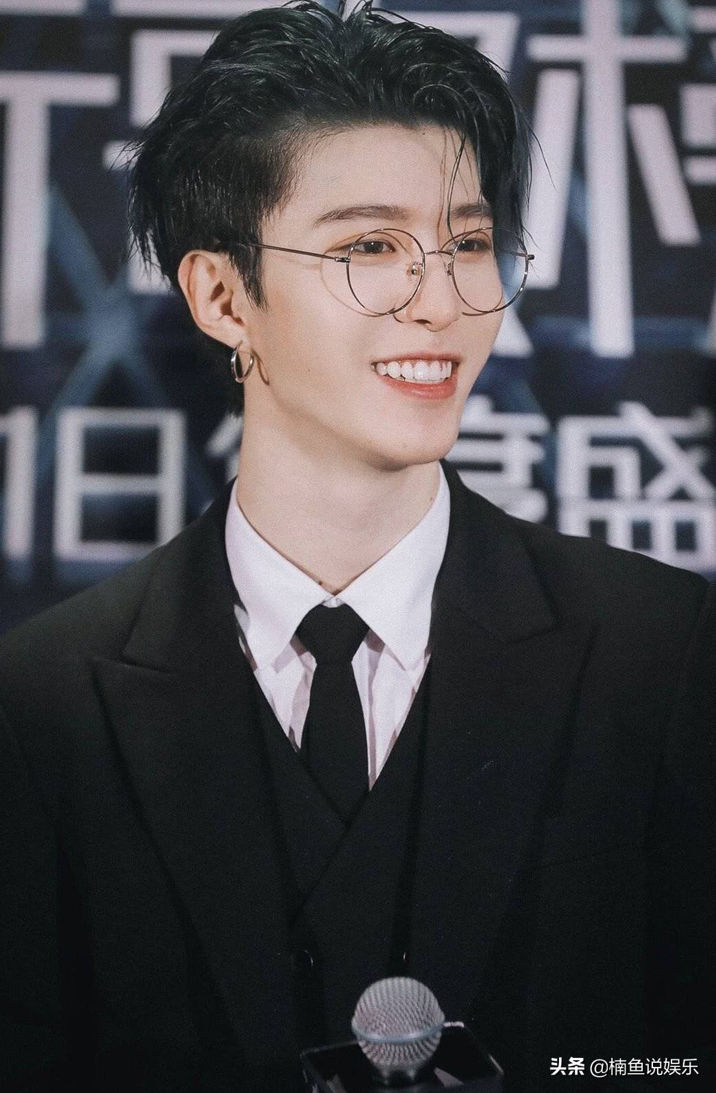 How handsome is Fan Chengcheng wearing glasses?Cold temperament is like ...