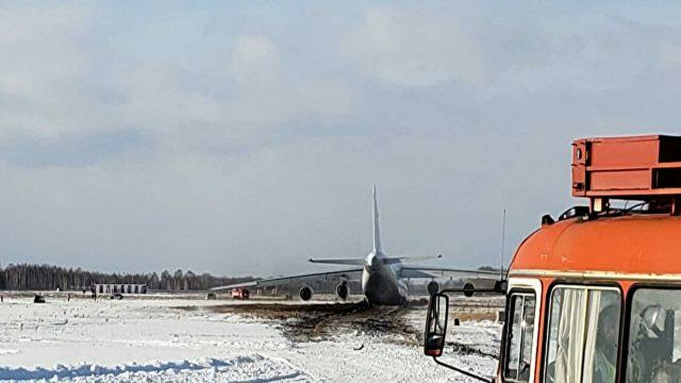 After a loud noise, the An-124 engine exploded before taking off ...
