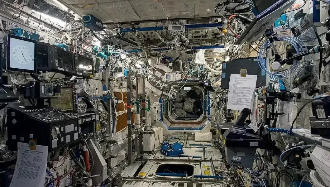 The interior of the Tiangong Space Station is clean and clean. It is a ...