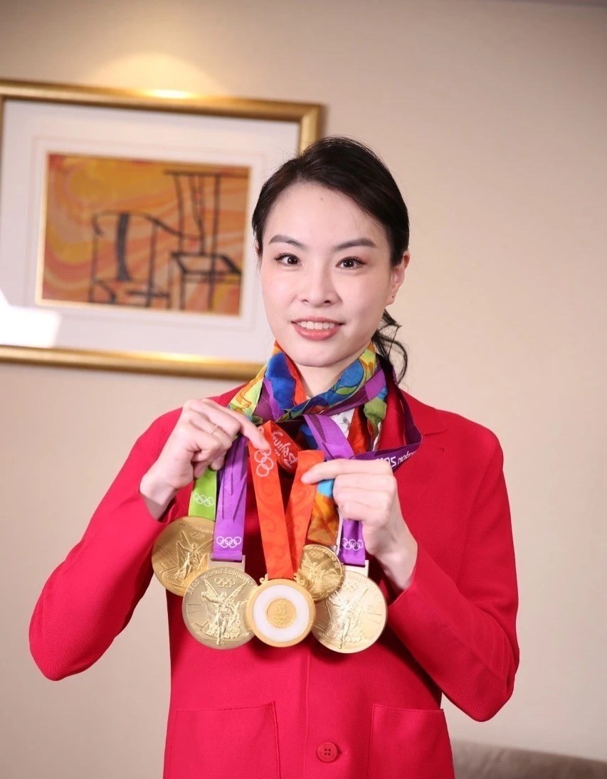 Wu Minxia, a family of three! The 2-year-old daughter is very like ...