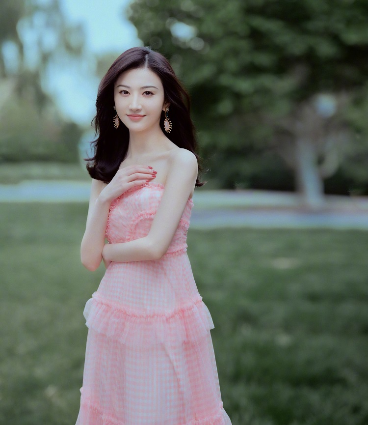 Jing Tian wore a pink skirt to attend the event, but was exposed by the ...