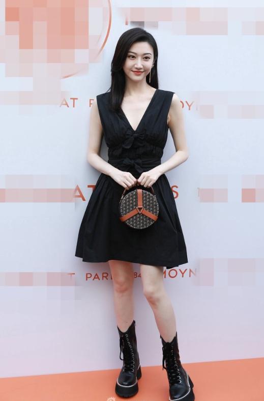 Jing Tian is too cruel to herself, she also wears such a sheer dress ...