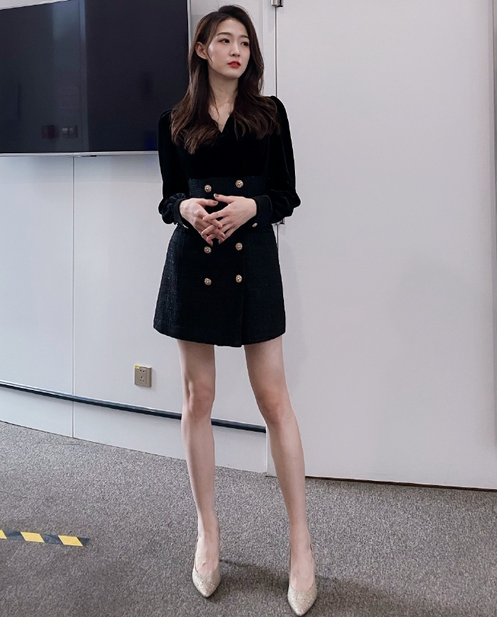 The female anchor of the Lakers game is hotly debated! Full marks, long ...