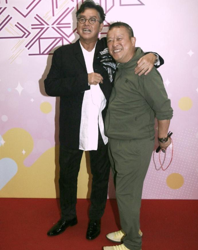 Hacken Lee performed with injury!Knee injured while walking and ...